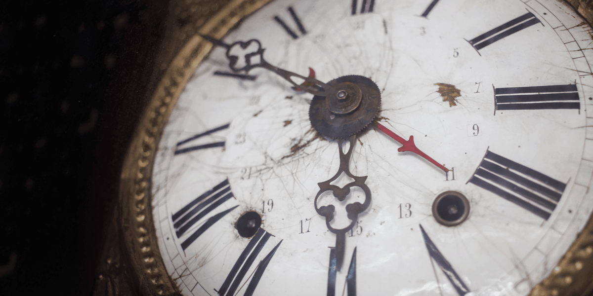 How does an analog alarm clock work